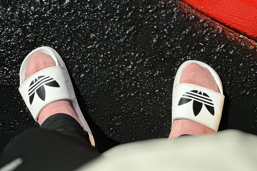 Slides and socks: 5 ideas to mix colors!