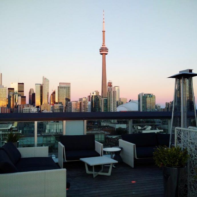 Thompson Toronto Hotel : Un Rooftop avec bar et piscine