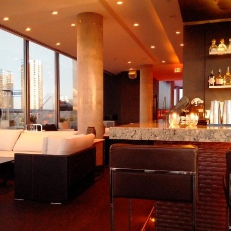 Thompson Toronto Hotel : Un Rooftop avec bar et piscine