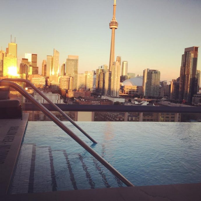 Thompson Toronto Hotel : Un Rooftop avec bar et piscine