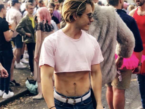 Crop Top pour Homme : idées de look et comment le porter