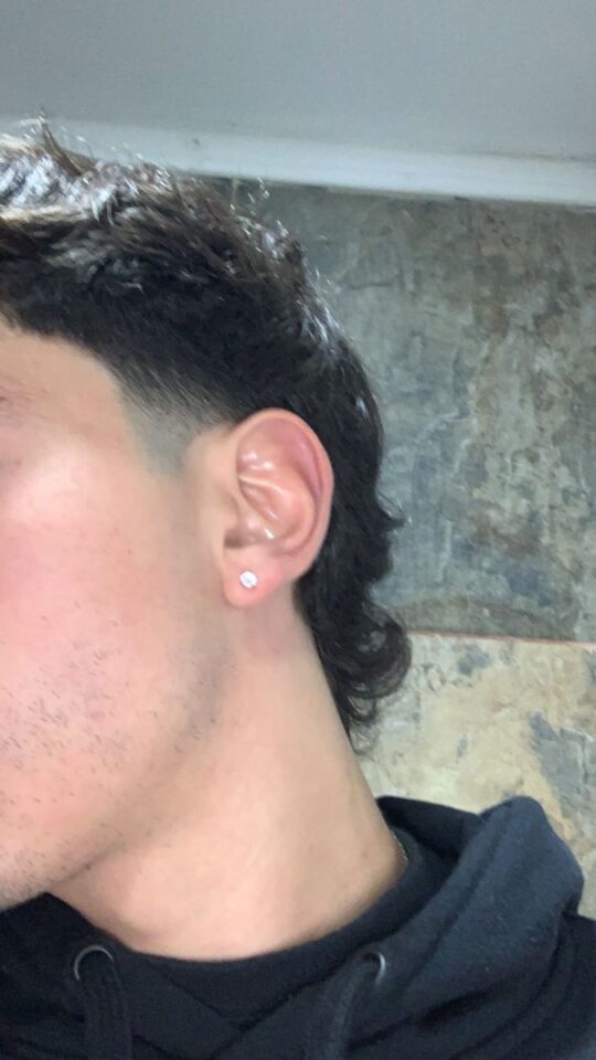 Piercing oreilles homme : ce qu'il faut savoir avant de se lancer
